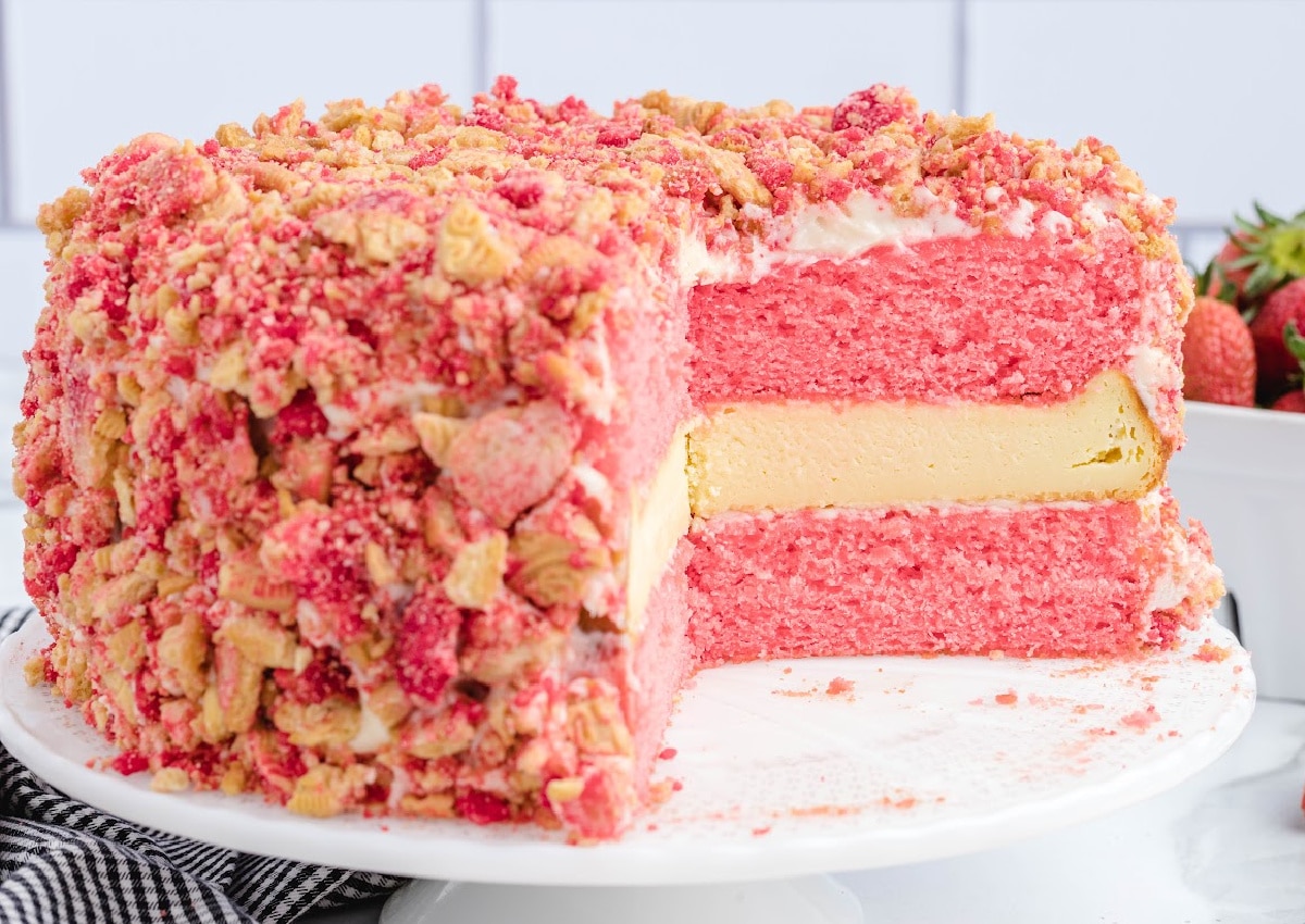 Strawberry Crunch Cake | Dessert