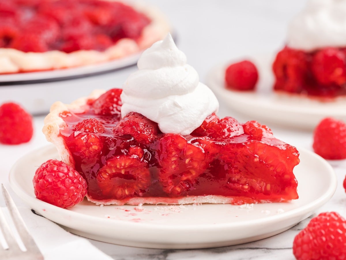 Fresh Raspberry Pie Recipe (Easy No-Bake Filling!)